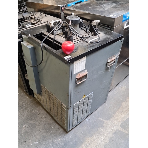 Heavy-duty floor-standing recirculating water chiller cabinet with ...