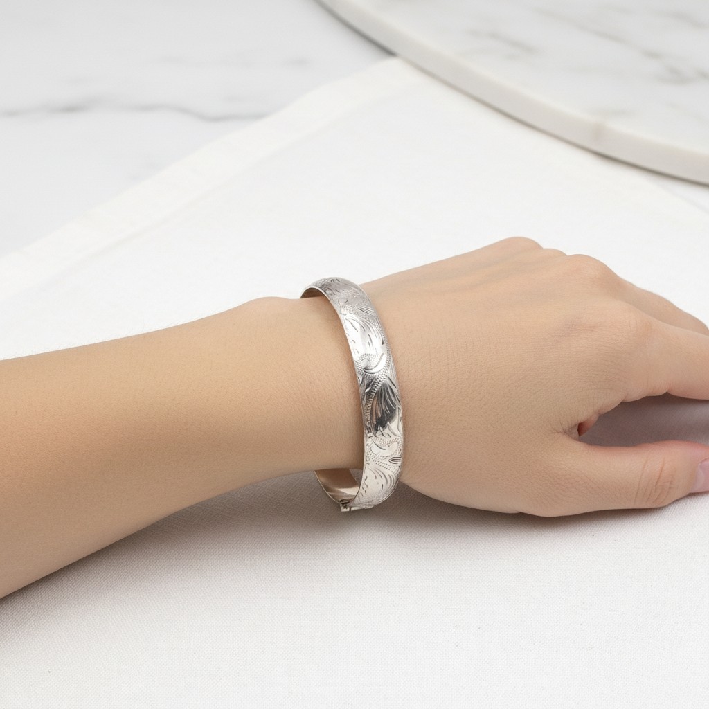 A stunning Sterling Silver bracelet hallmarked Excalibur Sterling ...