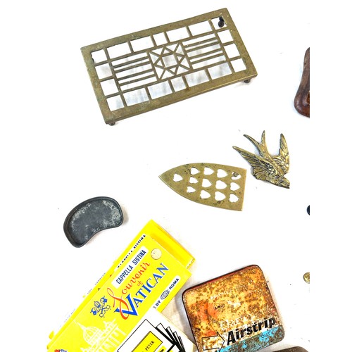 Selection vintage collectable items to include an advertising tins ...