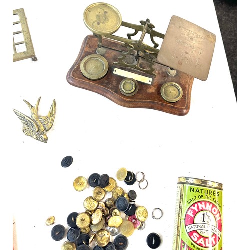 Selection vintage collectable items to include an advertising tins ...