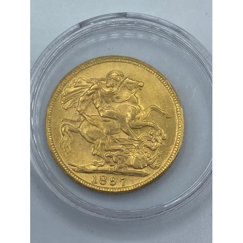 A Victorian 1897 gold sovereign. Young head Victoria Sydney mint. 7,9g.