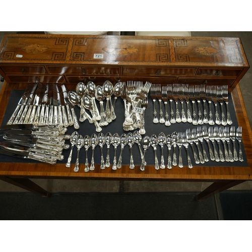 LARGE LOT OF CUTLERY
