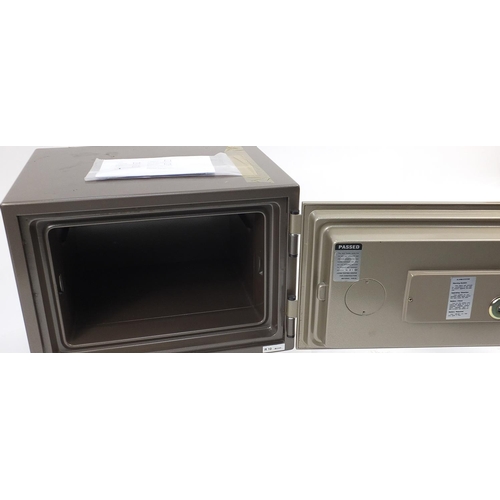 Leabank R 10 fire safe, 37cm H x 48.5cm W x 40cm D
