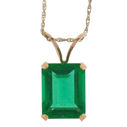 10ct gold green stone pendant on a 10ct gold necklace, 1.5cm high and ...