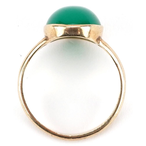 9ct gold Chinese cabochon green jade ring with split shoulders, size O ...