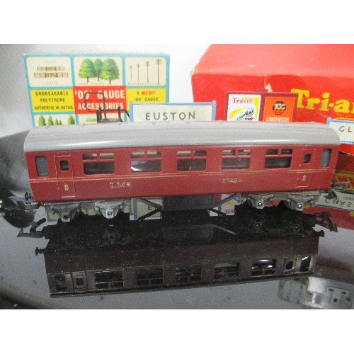 VINTAGE TRIANG RAILWAY ITEMS. 1950'S ROYAL MAIL COACH SET IN ORIGINAL ...