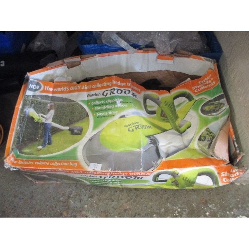 GARDEN GROOM HEDGE TRIMMER WITH COLLECTION BAG. IN BOX.