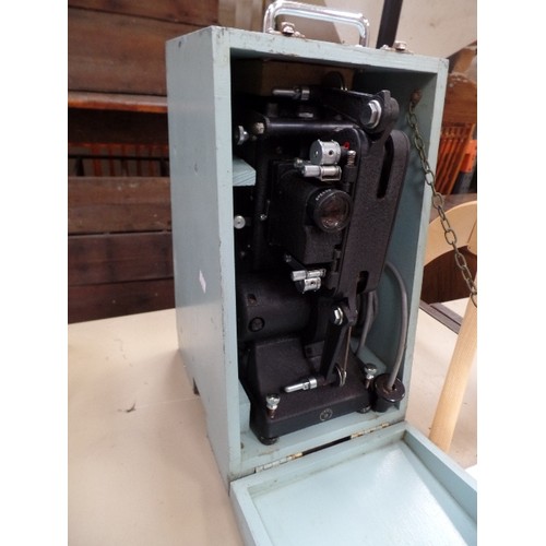 VINTAGE SPECTO LTD TYPE 14C CINE FILM PROJECTOR WITH ORIGINAL WOODEN CASE