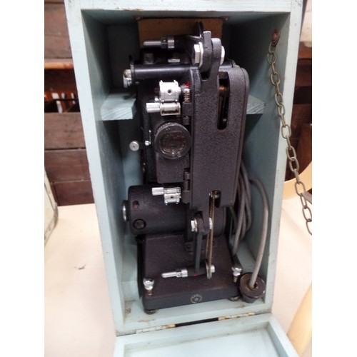 VINTAGE SPECTO LTD TYPE 14C CINE FILM PROJECTOR WITH ORIGINAL WOODEN CASE