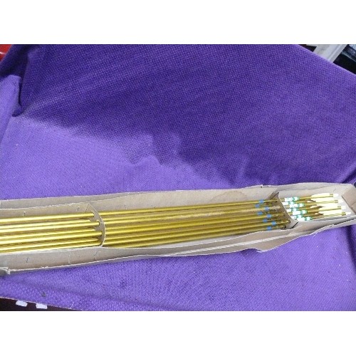 SET OF EIGHT ARROWS BY DEE GEE IN ORIGINAL BOX.