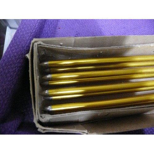 SET OF EIGHT ARROWS BY DEE GEE IN ORIGINAL BOX.