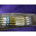 SET OF EIGHT ARROWS BY DEE GEE IN ORIGINAL BOX.