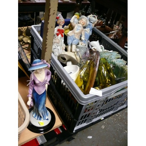 BOX OF VARIOUS DECORATIVE AND COLLECTABLE ITEMS.