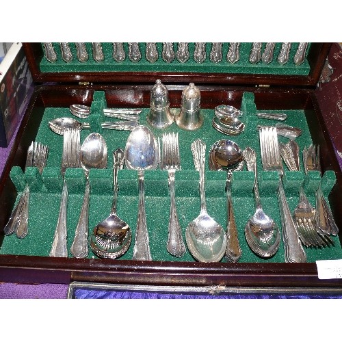 VERY NICE LARGE CUTLERY SET IN FITTED WOODEN CASE.