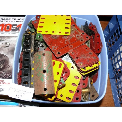 TRAY OF MECCANO BOXES AND TUB OF VINTAGE MECCANO PARTS.