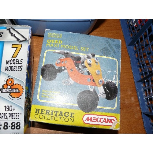 TRAY OF MECCANO BOXES AND TUB OF VINTAGE MECCANO PARTS.