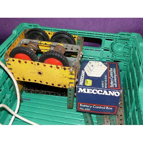A TRAY OF VINTAGE MECCANO AND LEGO PLUS A TRI ANG POWER UNIT