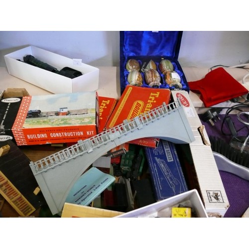 BOX OF OF TRIANG MODEL RAILWAY BUILDINGS AND ACCESSORIES