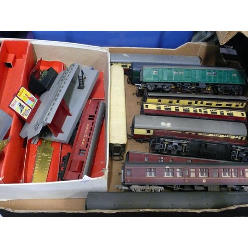BOX OF MODEL TRIANG RAILWAY CARRIAGES, STATION BUILDING MODEL KIT PLUS BITS