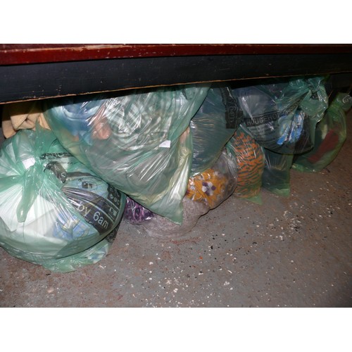 9 BAGS OF GOOD QUALITY MIXED CLOTHING
