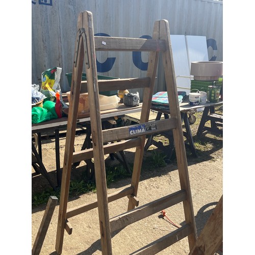 DECORATORS STEPS X 2 AND 18 RUNG WOODEN DOUBLE EXTENDING LADDER