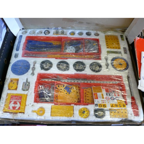 TRAY OF MECCANO MOTORISED SET PLUS STUNT PLANE IN SMALL BOX