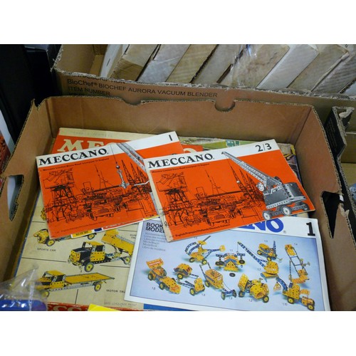 TRAY OF MECCANO HIGHWAY VEHICLES SET PLUS BOOKS, BOX SQUAD SECOURS 3IN1 ...