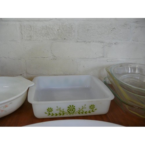COLLECTION OF RETRO PYREX DISHES AND SIMILAR