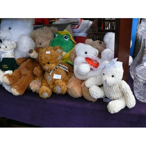 LARGE COLLECTION OF TEDDY BEARS AND CUDDLY TOYS