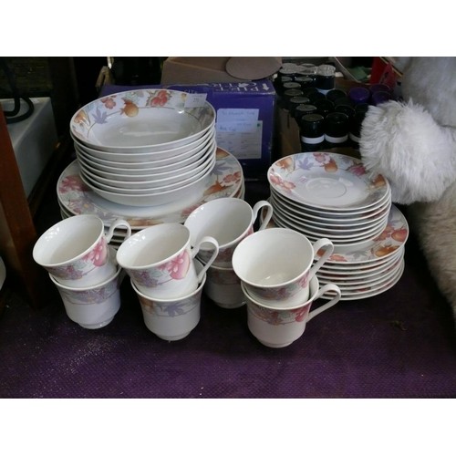 LARGE FLORAL DINNER SERVICE BY SAMM'S PORCELAIN