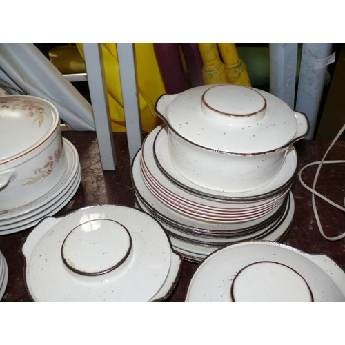 VERY LARGE COLLECTION OF MIDWINTER DINNER AND TEA SERVICE