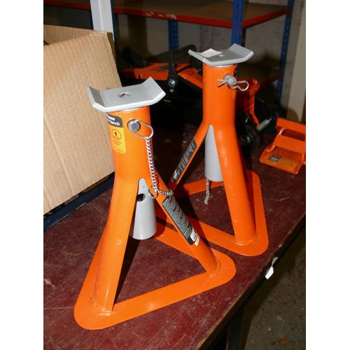 A PAIR OF HALFORDS AXLE STANDS