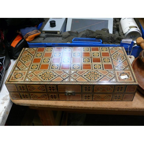 BEAUTIFULLY CRAFTED BACKGAMMON BOARD FEATURING ITRICATE WOODEN INLAY ...