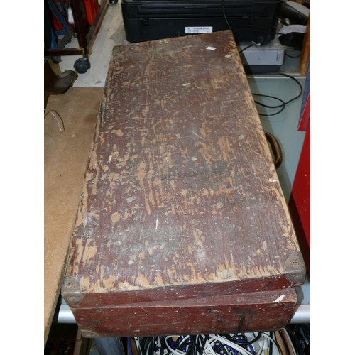 CARPENTERS BOX WITH TOOLS/CHIZELS