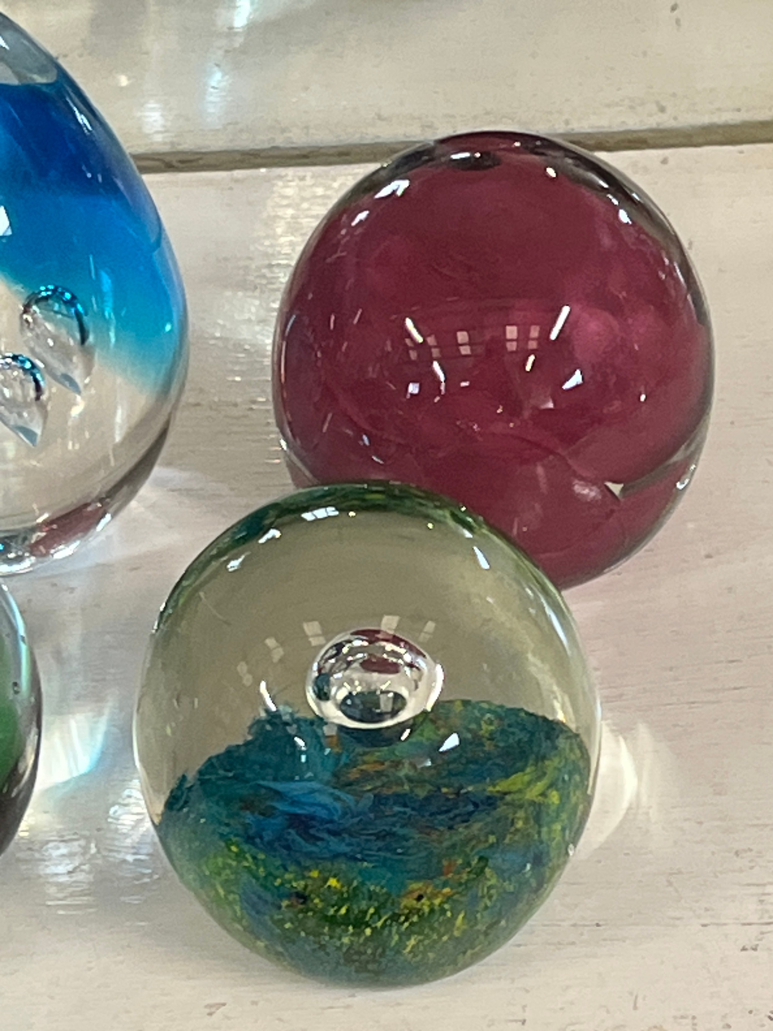 6 decorative glass paperweights