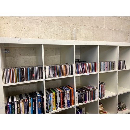 5 cubes of CD's to include Leona Lewis, Bob Marley, Queen, Tom Jones ...