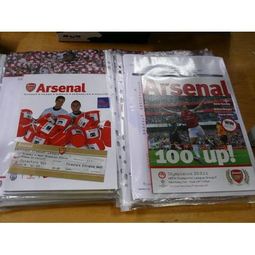 15 Arsenal football programme packets with match tickets and team ...