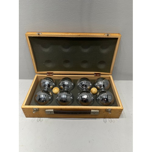 Box carpet boules