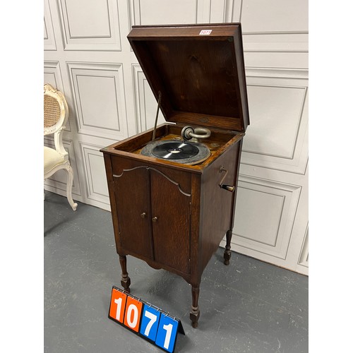 Antique Oak radiogram
