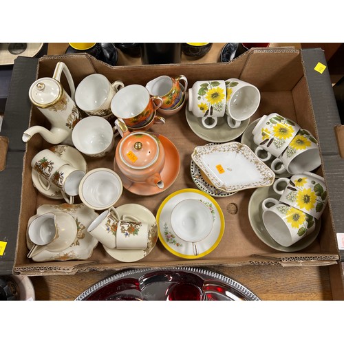 Box noritake china teaware + 2 noritake collectors books