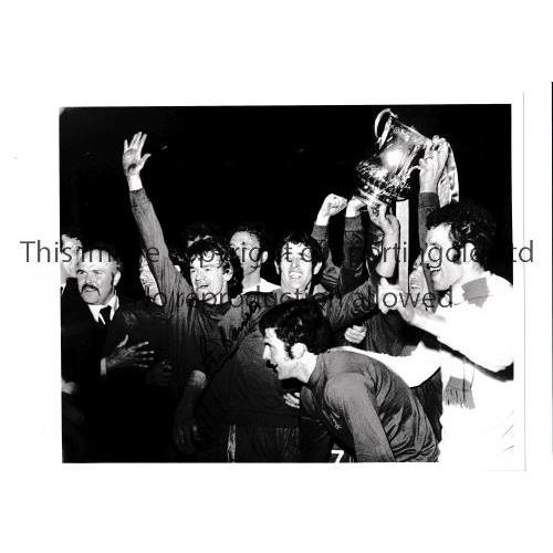 PETER BONETTI AUTOGRAPH A 10" X 8" b/w photo of Chelsea celebrating on ...
