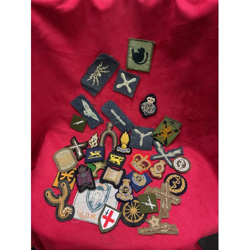A mixed selection of assorted military cloth badges