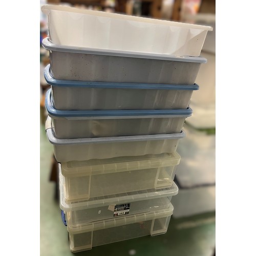 8 x clear, plastic storage boxes (1 without lid)