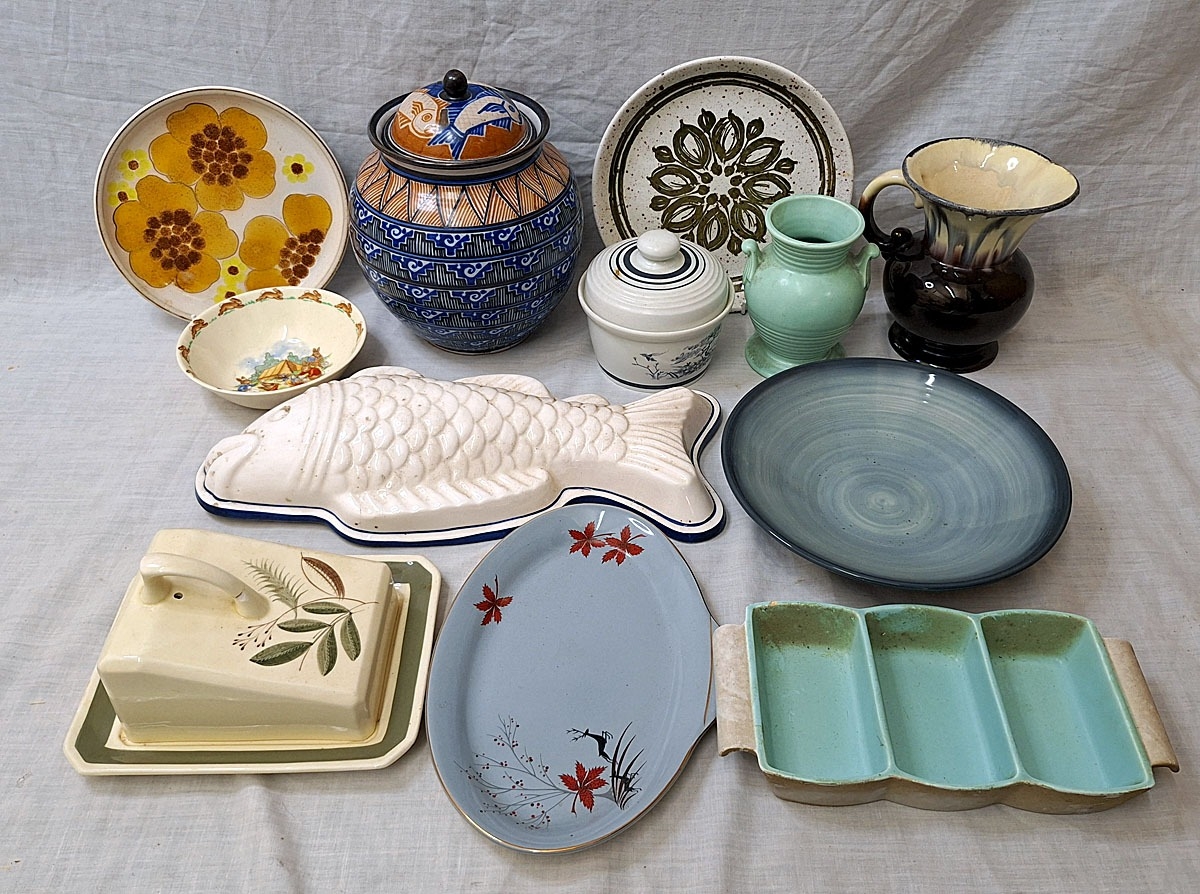 Studio Pottery Lidded Jar with Mexican design, lid with 3 fish A/f ...