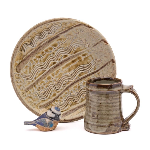 A group of studio pottery: comprising a Mike Dodds stoneware plate ...