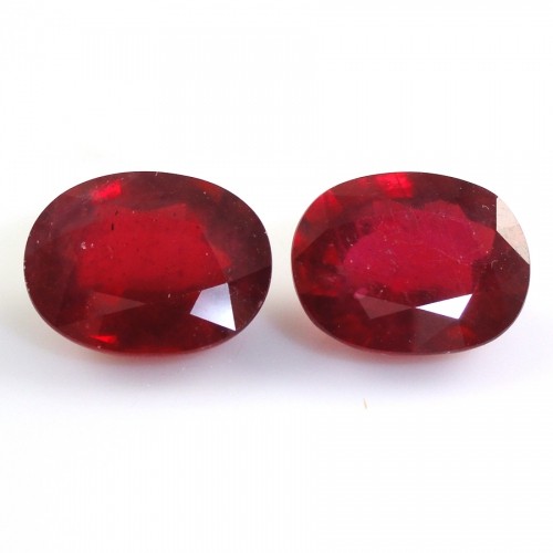 A PAIR OF UNSET RUBIES, 5,71 CARATS