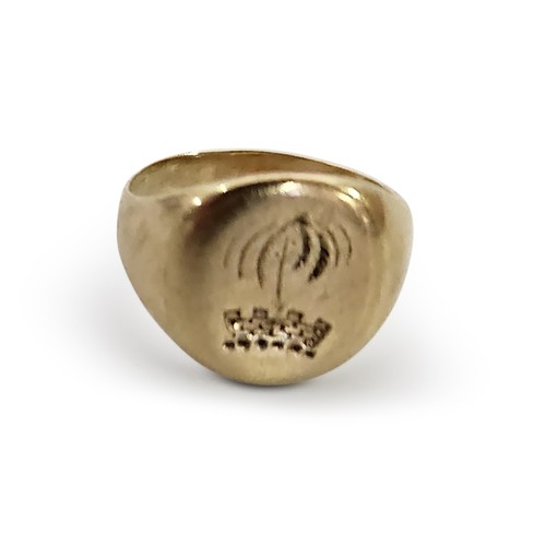 A GENTLEMAN'S GOLD SIGNET RING
