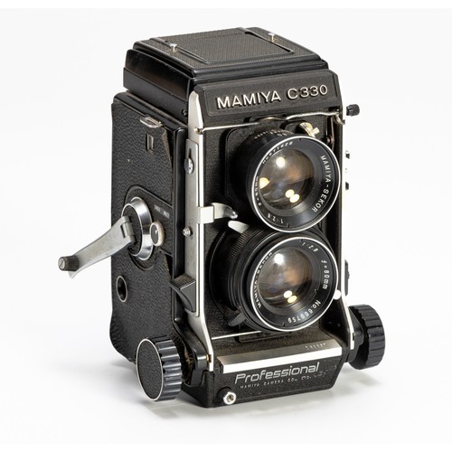 A MAMIYA C330 CAMERA