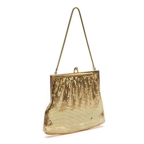 A VINTAGE GOLD MESH HANDBAG