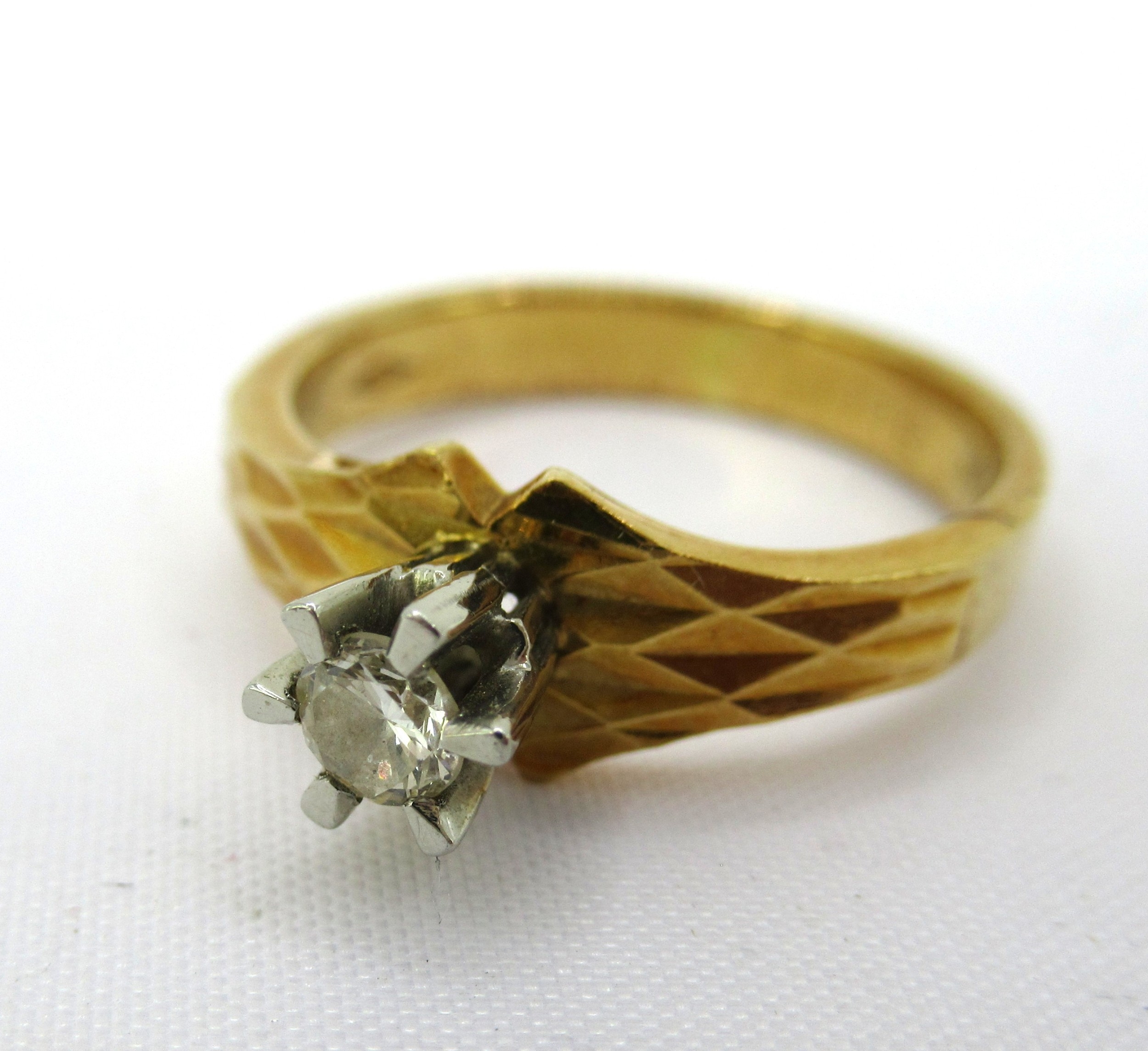 18ct Yellow gold diamond solitaire ring, size K, 3.7g